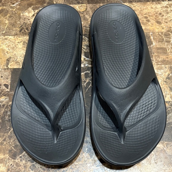 OOFOS | Shoes | Oofos Mens Black 8sz Womens Sz Flipflops No Signs Of ...